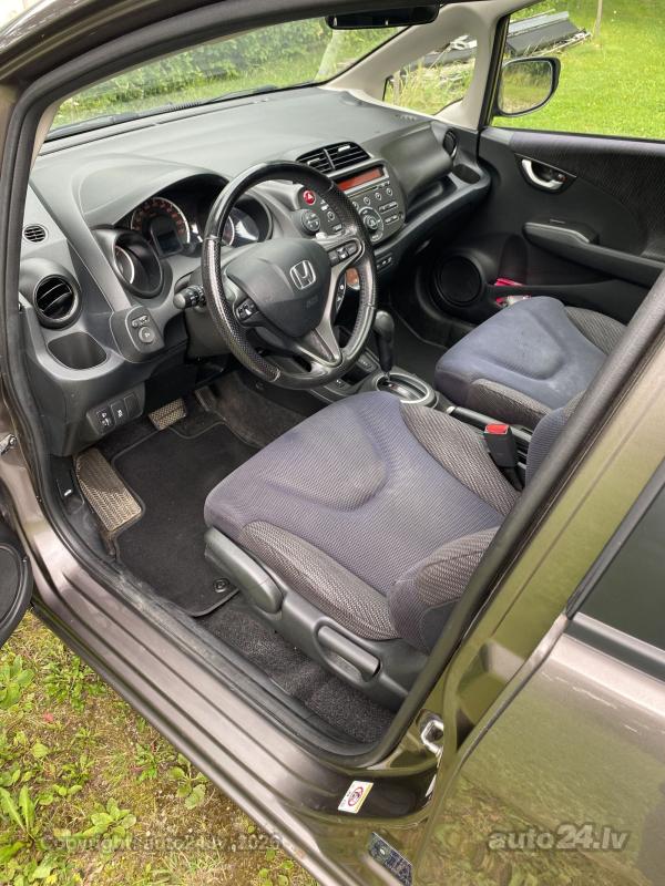 Beige Honda Jazz 2012 in Parnu, with an engine capacity of 1.30 L and mileage of 235 thousand km for 4000 €, photo 6 on AUTOMOTO.COM.LV