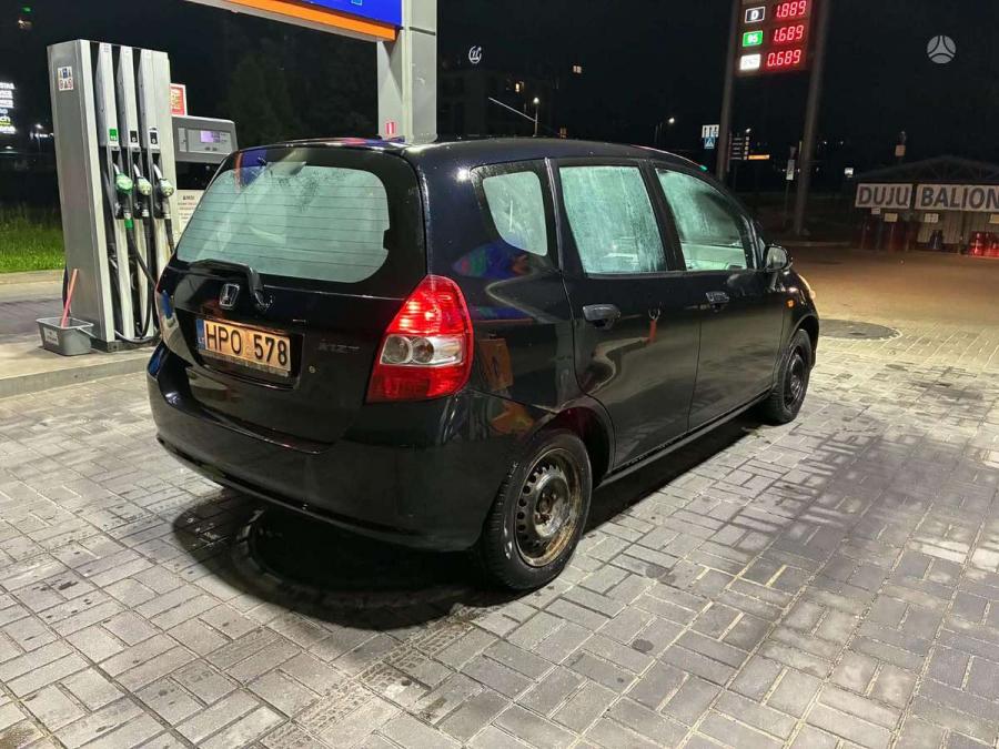 Melns Honda Jazz 2002 Viļņa, ar dzinēja tilpumu 1.30 L un nobraukumu 150 tūkst. km par 1250 €, foto 4 vietnē AUTOMOTO.COM.LV