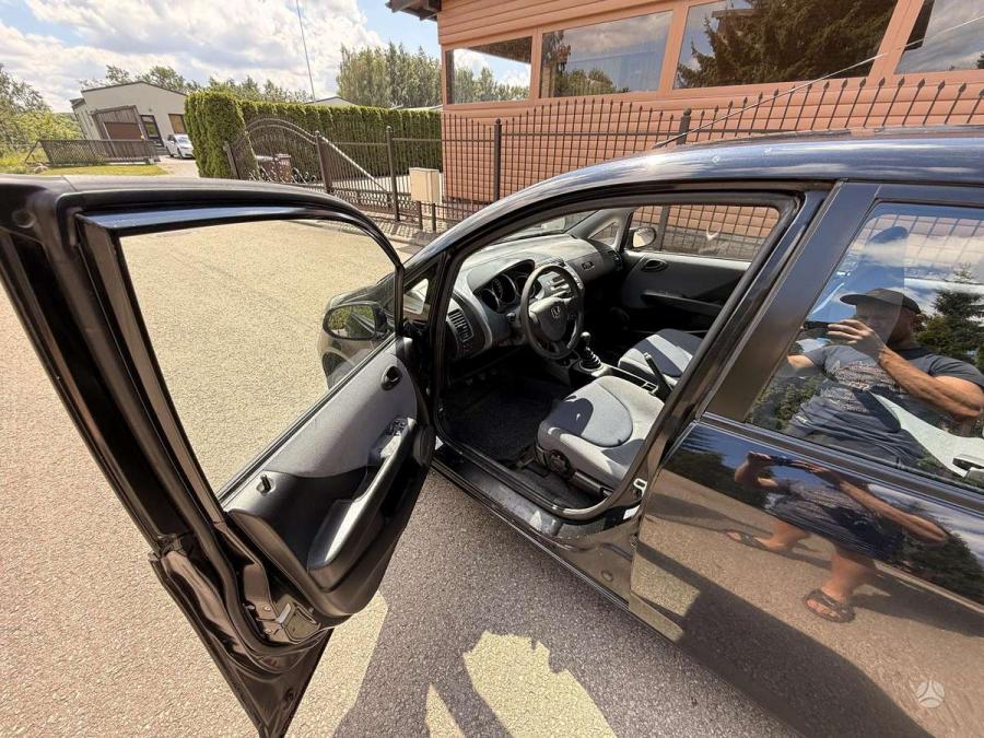 Melns Honda Jazz 2002 Viļņa, ar dzinēja tilpumu 1.30 L un nobraukumu 150 tūkst. km par 1249 €, foto 14 vietnē AUTOMOTO.COM.LV