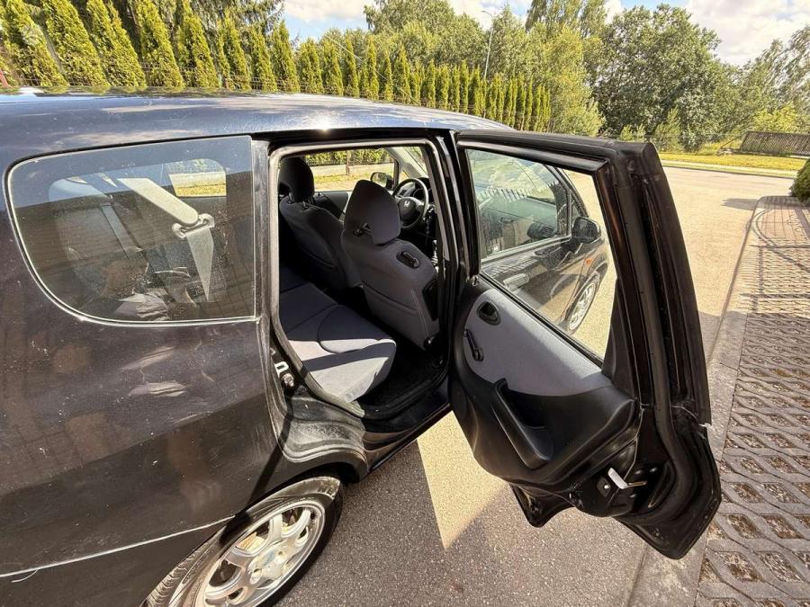 Melns Honda Jazz 2002 Viļņa, ar dzinēja tilpumu 1.30 L un nobraukumu 150 tūkst. km par 1249 €, foto 15 vietnē AUTOMOTO.COM.LV