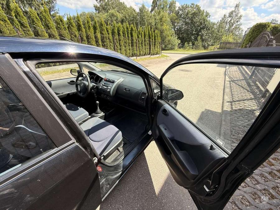 Melns Honda Jazz 2002 Viļņa, ar dzinēja tilpumu 1.30 L un nobraukumu 150 tūkst. km par 1249 €, foto 16 vietnē AUTOMOTO.COM.LV