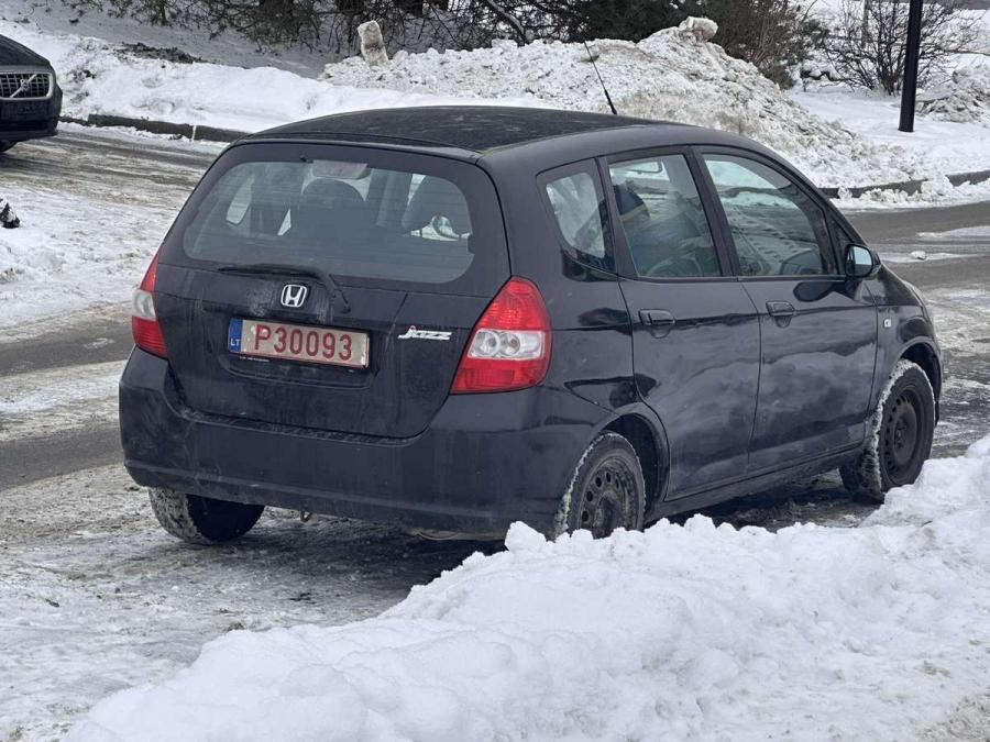 Melns Honda Jazz 2004 Viļņa, ar dzinēja tilpumu 1.34 L un nobraukumu 330 tūkst. km par 950 €, foto 4 vietnē AUTOMOTO.COM.LV