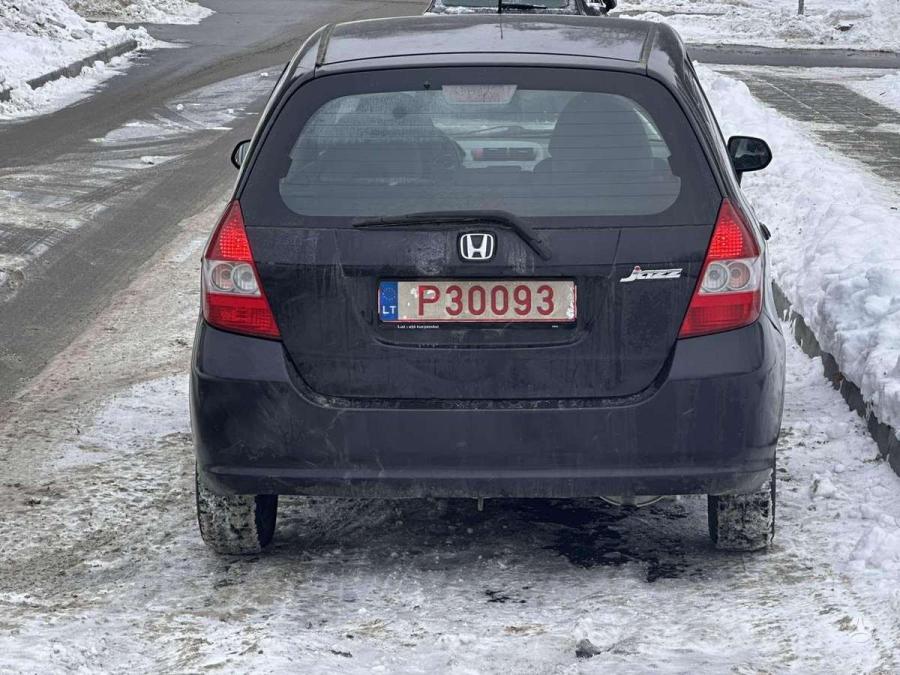 Melns Honda Jazz 2004 Viļņa, ar dzinēja tilpumu 1.34 L un nobraukumu 330 tūkst. km par 950 €, foto 5 vietnē AUTOMOTO.COM.LV