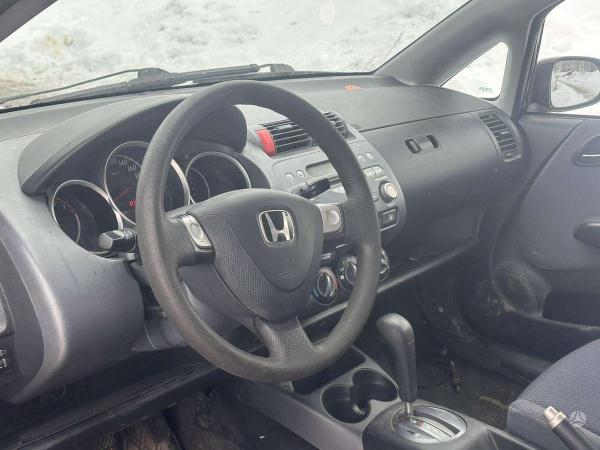Melns Honda Jazz 2004 Viļņa, ar dzinēja tilpumu 1.34 L un nobraukumu 330 tūkst. km par 950 €, foto 7 vietnē AUTOMOTO.COM.LV