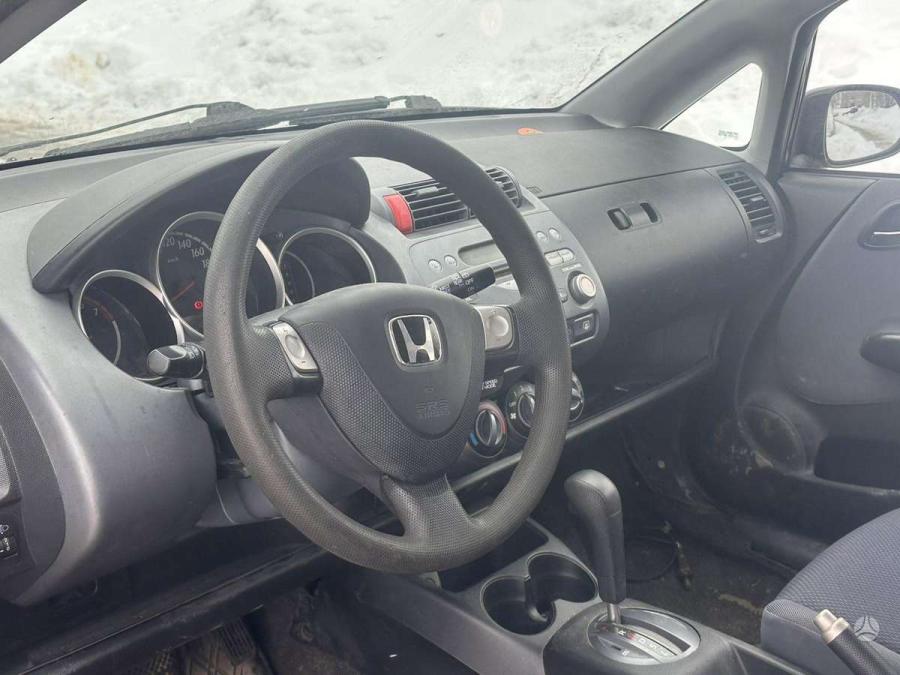 Melns Honda Jazz 2004 Viļņa, ar dzinēja tilpumu 1.34 L un nobraukumu 330 tūkst. km par 950 €, foto 7 vietnē AUTOMOTO.COM.LV