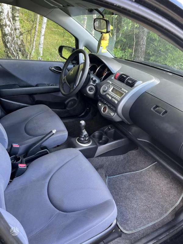 Black Honda Jazz 2005 in Lazdijai, with an engine capacity of 1.34 L and mileage of 168 thousand km for 1150 €, photo 7 on AUTOMOTO.COM.LV