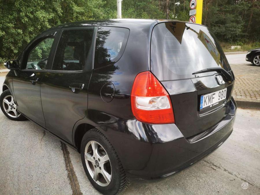 Black Honda Jazz 2005 in Vilnius, with an engine capacity of 1.30 L and mileage of 229 thousand km for 2750 €, photo 16 on AUTOMOTO.COM.LV