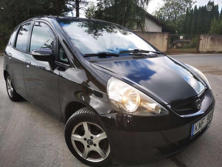 Black Honda Jazz 2005 in Vilnius, with an engine capacity of 1.30 L and mileage of 229 thousand km for 2750 €, photo 8 on AUTOMOTO.COM.LV