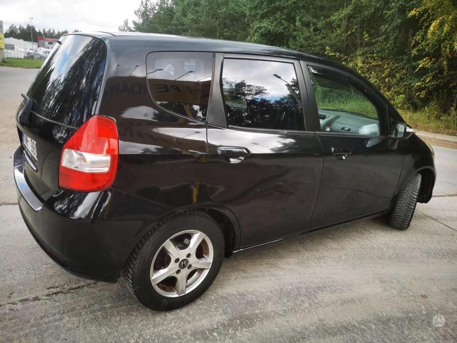 Black Honda Jazz 2005 in Vilnius, with an engine capacity of 1.30 L and mileage of 229 thousand km for 2750 €, photo 11 on AUTOMOTO.COM.LV