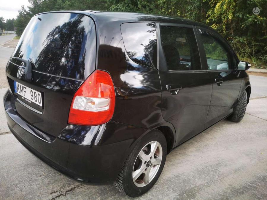 Black Honda Jazz 2005 in Vilnius, with an engine capacity of 1.30 L and mileage of 229 thousand km for 2750 €, photo 15 on AUTOMOTO.COM.LV