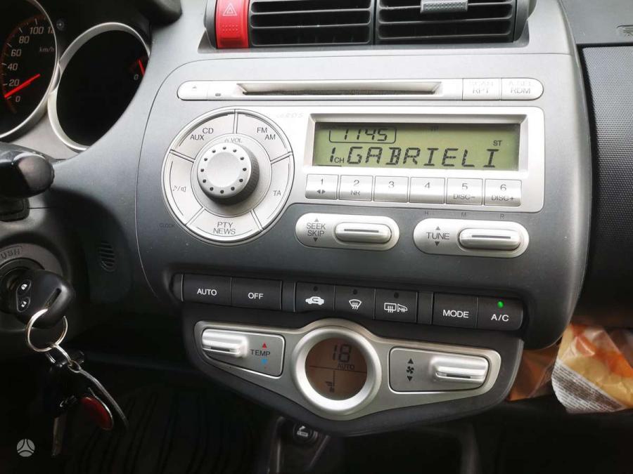 Black Honda Jazz 2005 in Vilnius, with an engine capacity of 1.34 L and mileage of 223 thousand km for 2650 €, photo 14 on AUTOMOTO.COM.LV