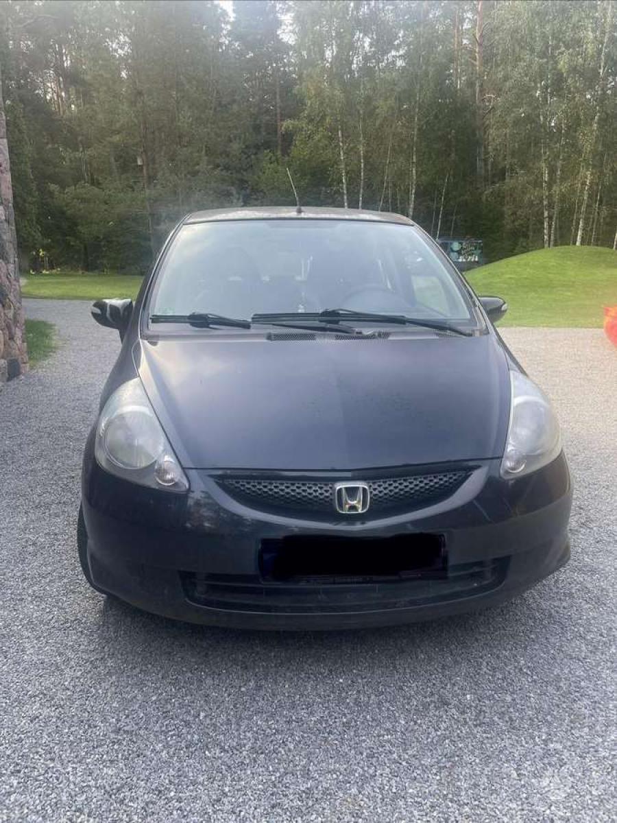 Black Honda Jazz 2005 in Vilnius, with an engine capacity of 1.34 L and mileage of 222 thousand km for 1850 €, photo 1 on AUTOMOTO.COM.LV
