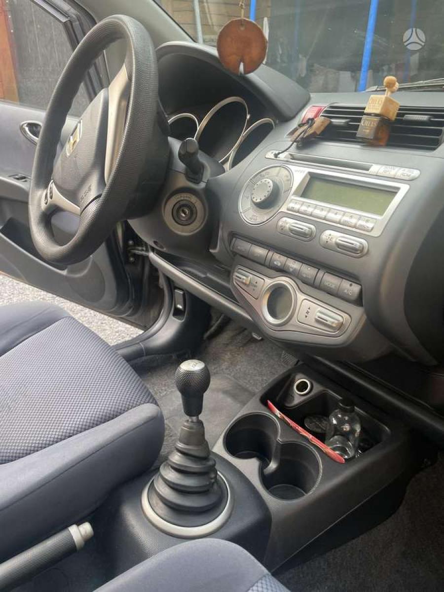 Black Honda Jazz 2005 in Vilnius, with an engine capacity of 1.34 L and mileage of 222 thousand km for 1850 €, photo 3 on AUTOMOTO.COM.LV