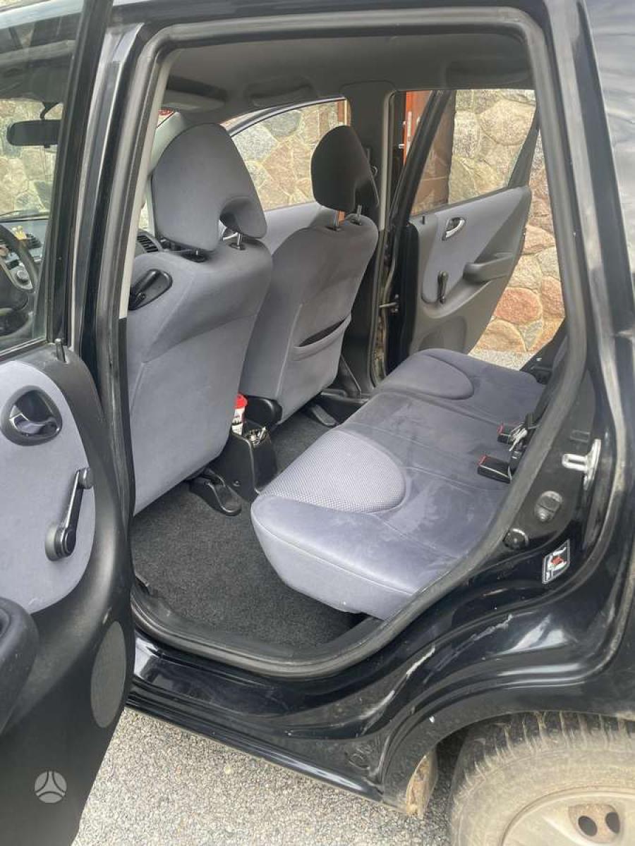 Black Honda Jazz 2005 in Vilnius, with an engine capacity of 1.34 L and mileage of 222 thousand km for 1850 €, photo 4 on AUTOMOTO.COM.LV
