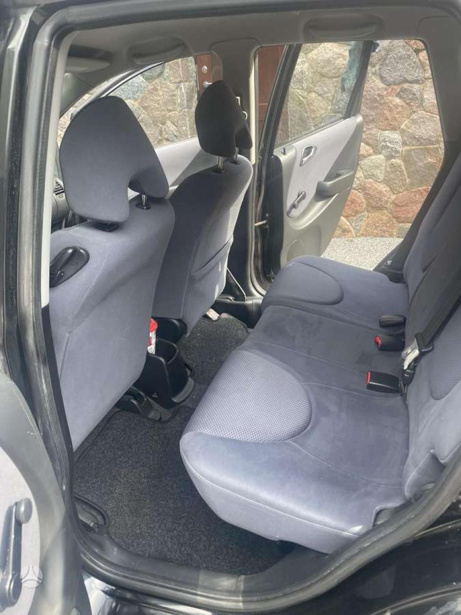 Black Honda Jazz 2005 in Vilnius, with an engine capacity of 1.34 L and mileage of 222 thousand km for 1850 €, photo 8 on AUTOMOTO.COM.LV
