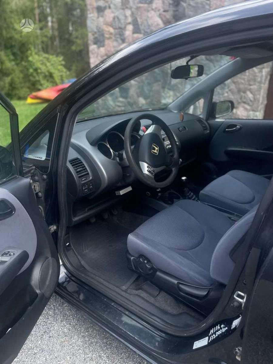 Black Honda Jazz 2005 in Vilnius, with an engine capacity of 1.34 L and mileage of 222 thousand km for 1850 €, photo 10 on AUTOMOTO.COM.LV