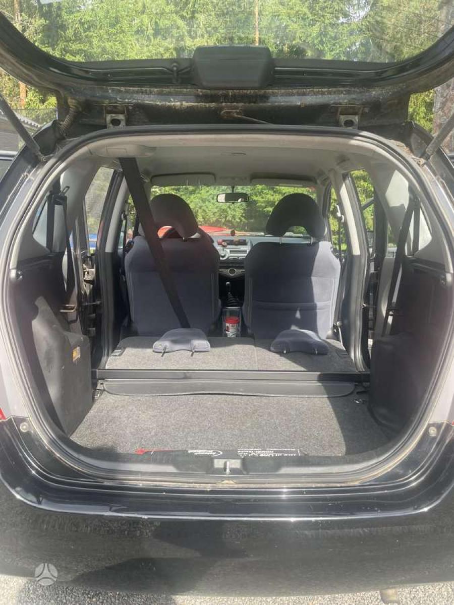 Black Honda Jazz 2005 in Vilnius, with an engine capacity of 1.34 L and mileage of 222 thousand km for 1850 €, photo 12 on AUTOMOTO.COM.LV