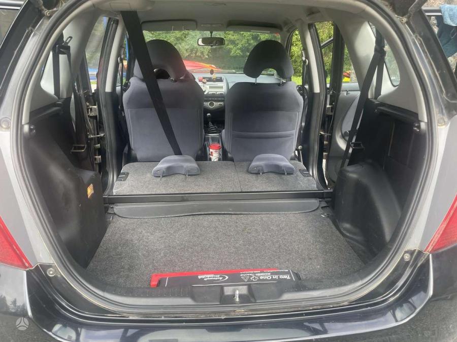 Black Honda Jazz 2005 in Vilnius, with an engine capacity of 1.34 L and mileage of 222 thousand km for 1850 €, photo 13 on AUTOMOTO.COM.LV