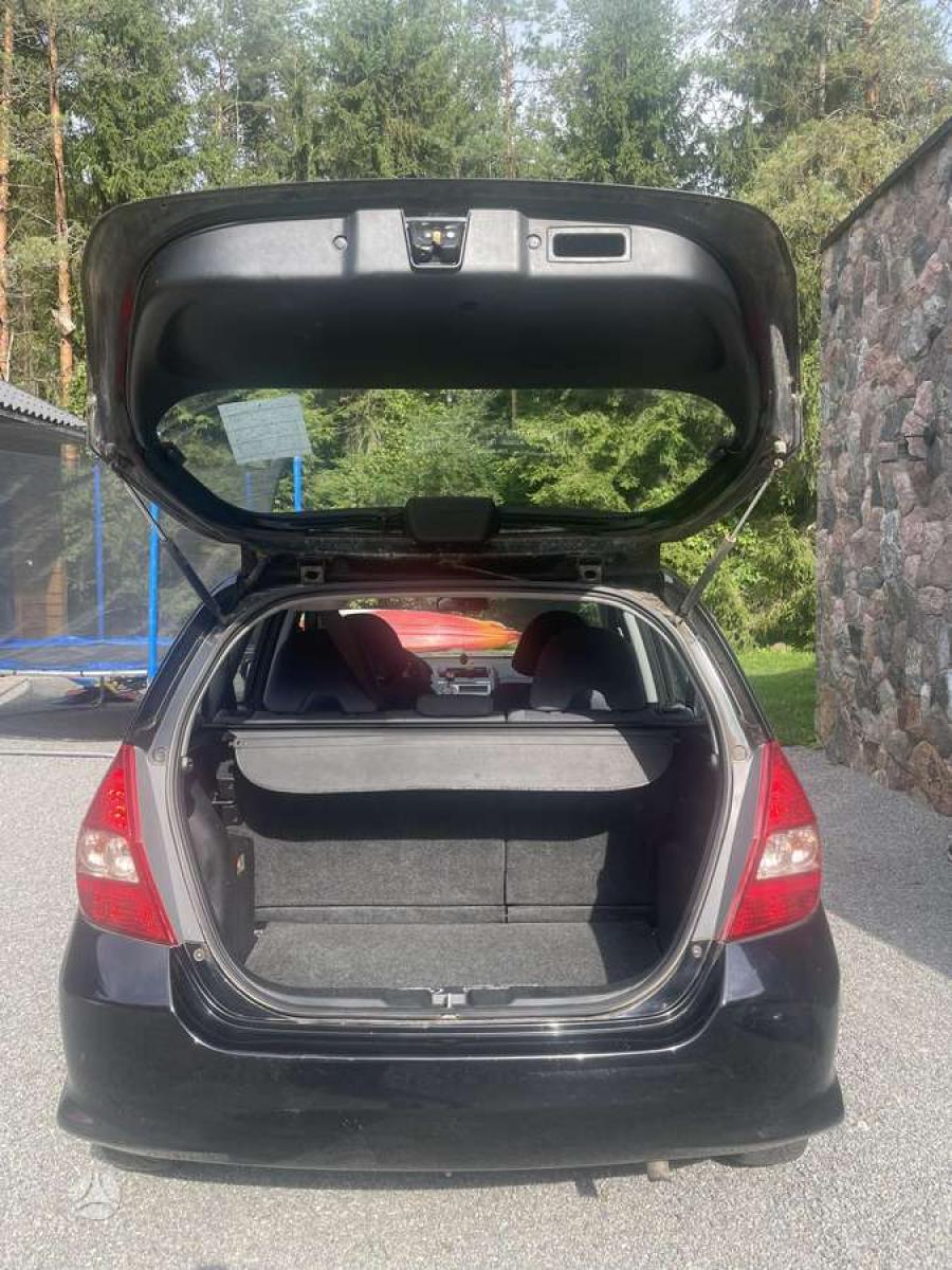 Black Honda Jazz 2005 in Vilnius, with an engine capacity of 1.34 L and mileage of 222 thousand km for 1850 €, photo 15 on AUTOMOTO.COM.LV