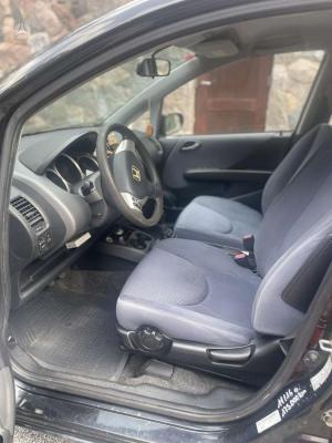 Black Honda Jazz 2005 in Vilnius, with an engine capacity of 1.34 L and mileage of 222 thousand km for 1850 €, photo 16 on AUTOMOTO.COM.LV