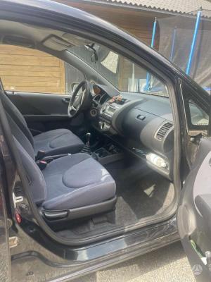 Black Honda Jazz 2005 in Vilnius, with an engine capacity of 1.34 L and mileage of 222 thousand km for 1850 €, photo 17 on AUTOMOTO.COM.LV