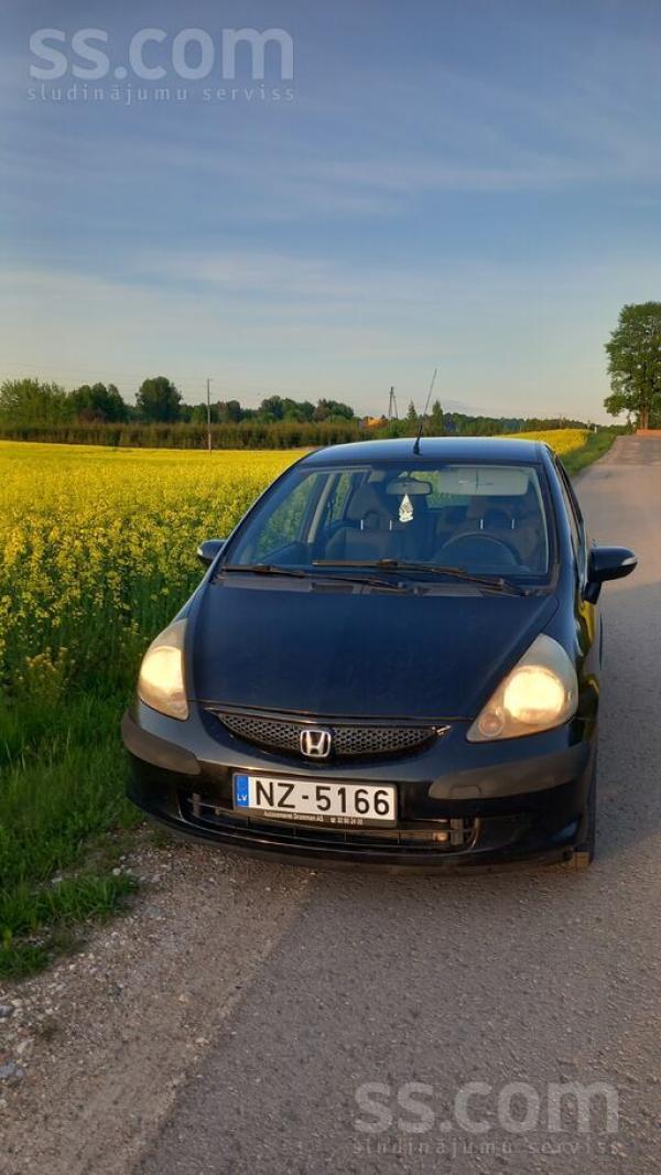 Black Honda Jazz 2006 in Ogre, with an engine capacity of 1.40 L and mileage of 208 thousand km for 1800 €, photo 5 on AUTOMOTO.COM.LV