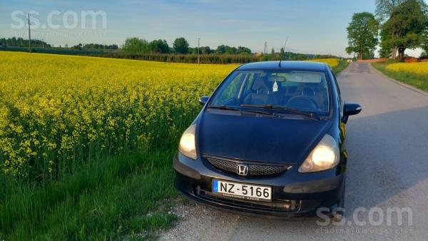 Black Honda Jazz 2006 in Ogre, with an engine capacity of 1.40 L and mileage of 208 thousand km for 1800 €, photo 6 on AUTOMOTO.COM.LV