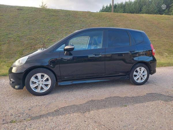Melns Honda Jazz 2006 Viļņa, ar dzinēja tilpumu 1.40 L un nobraukumu 197 tūkst. km par 2500 €, foto 2 vietnē AUTOMOTO.COM.LV