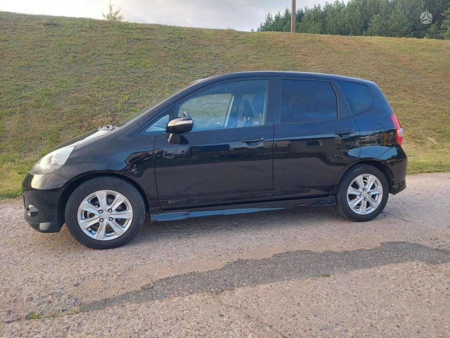 Melns Honda Jazz 2006 Viļņa, ar dzinēja tilpumu 1.40 L un nobraukumu 197 tūkst. km par 2500 €, foto 3 vietnē AUTOMOTO.COM.LV