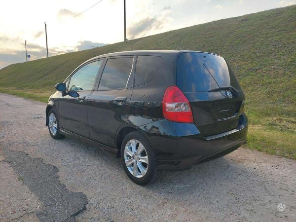 Melns Honda Jazz 2006 Viļņa, ar dzinēja tilpumu 1.40 L un nobraukumu 197 tūkst. km par 2500 €, foto 3 vietnē AUTOMOTO.COM.LV