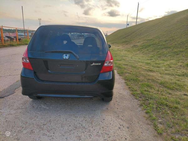 Melns Honda Jazz 2006 Viļņa, ar dzinēja tilpumu 1.40 L un nobraukumu 197 tūkst. km par 2500 €, foto 4 vietnē AUTOMOTO.COM.LV