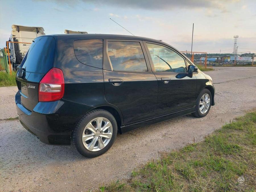 Melns Honda Jazz 2006 Viļņa, ar dzinēja tilpumu 1.40 L un nobraukumu 197 tūkst. km par 2500 €, foto 6 vietnē AUTOMOTO.COM.LV