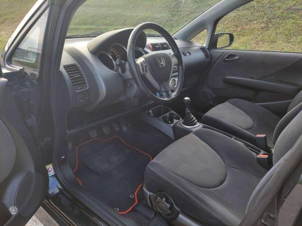 Melns Honda Jazz 2006 Viļņa, ar dzinēja tilpumu 1.40 L un nobraukumu 197 tūkst. km par 2500 €, foto 7 vietnē AUTOMOTO.COM.LV