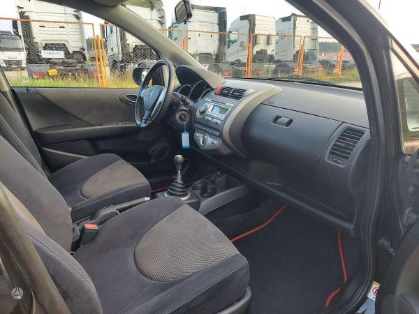 Melns Honda Jazz 2006 Viļņa, ar dzinēja tilpumu 1.40 L un nobraukumu 197 tūkst. km par 2500 €, foto 8 vietnē AUTOMOTO.COM.LV
