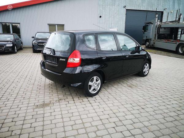 Black Honda Jazz 2009 in Radviliskis, with an engine capacity of 1.34 L and mileage of 199 thousand km for 2450 €, photo 3 on AUTOMOTO.COM.LV