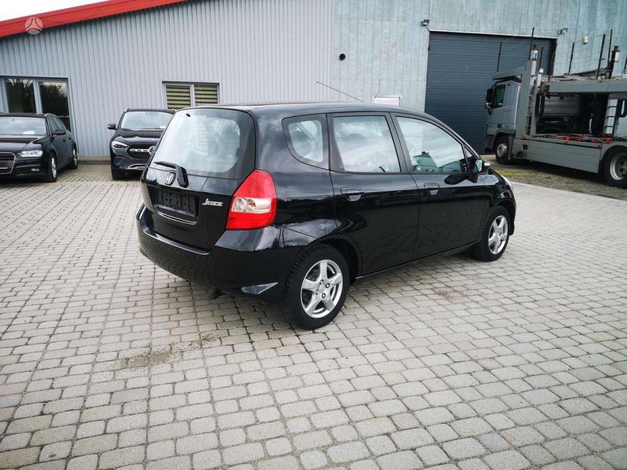 Black Honda Jazz 2009 in Radviliskis, with an engine capacity of 1.34 L and mileage of 199 thousand km for 2450 €, photo 4 on AUTOMOTO.COM.LV