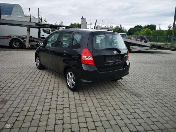 Black Honda Jazz 2009 in Radviliskis, with an engine capacity of 1.34 L and mileage of 199 thousand km for 2450 €, photo 6 on AUTOMOTO.COM.LV