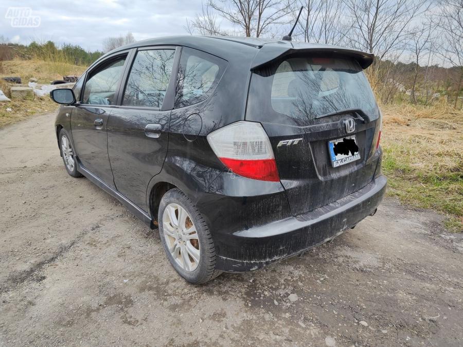 Melns Honda Jazz 2010 Viļņa, ar dzinēja tilpumu 1.50 L un nobraukumu 114 tūkst. km par 1300 €, foto 6 vietnē AUTOMOTO.COM.LV