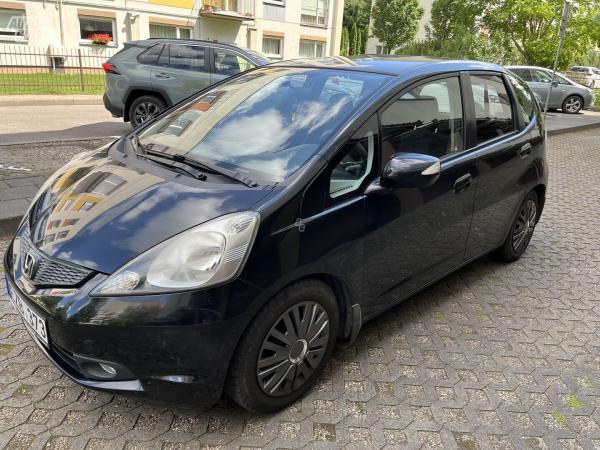 Melns Honda Jazz 2010 Viļņa, ar dzinēja tilpumu 1.30 L un nobraukumu 150 tūkst. km par 2800 €, foto 3 vietnē AUTOMOTO.COM.LV