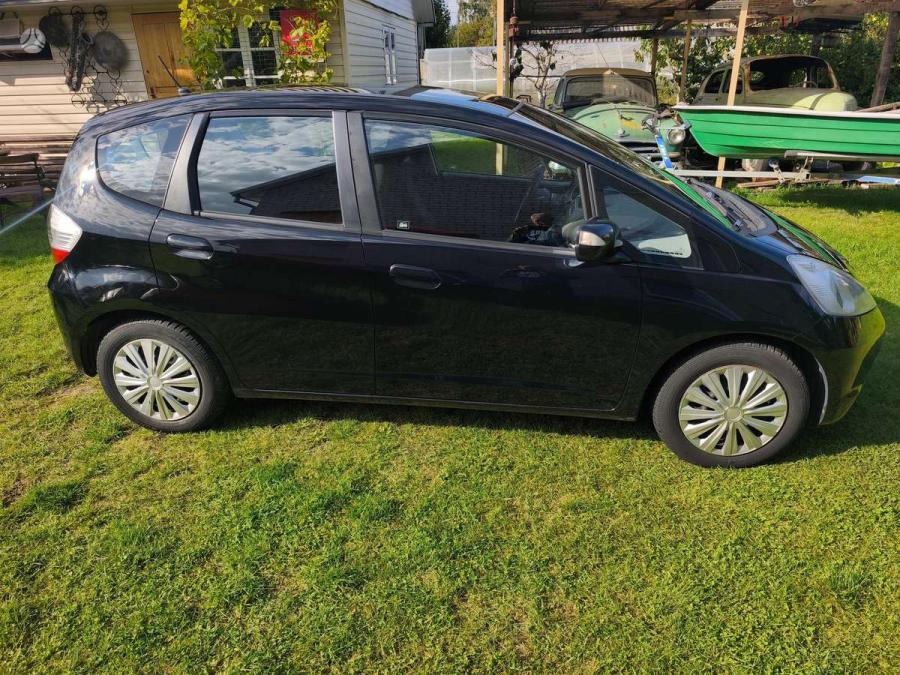 Black Honda Jazz 2011 in Utena, with an engine capacity of 1.34 L and mileage of 180 thousand km for 3950 €, photo 4 on AUTOMOTO.COM.LV