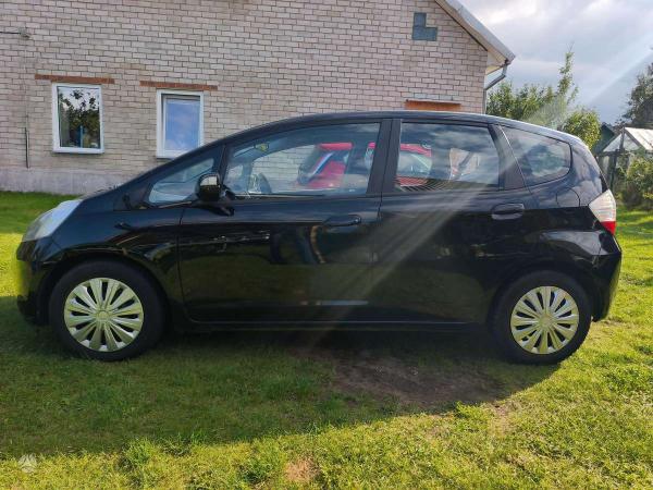 Black Honda Jazz 2011 in Utena, with an engine capacity of 1.34 L and mileage of 180 thousand km for 3950 €, photo 5 on AUTOMOTO.COM.LV