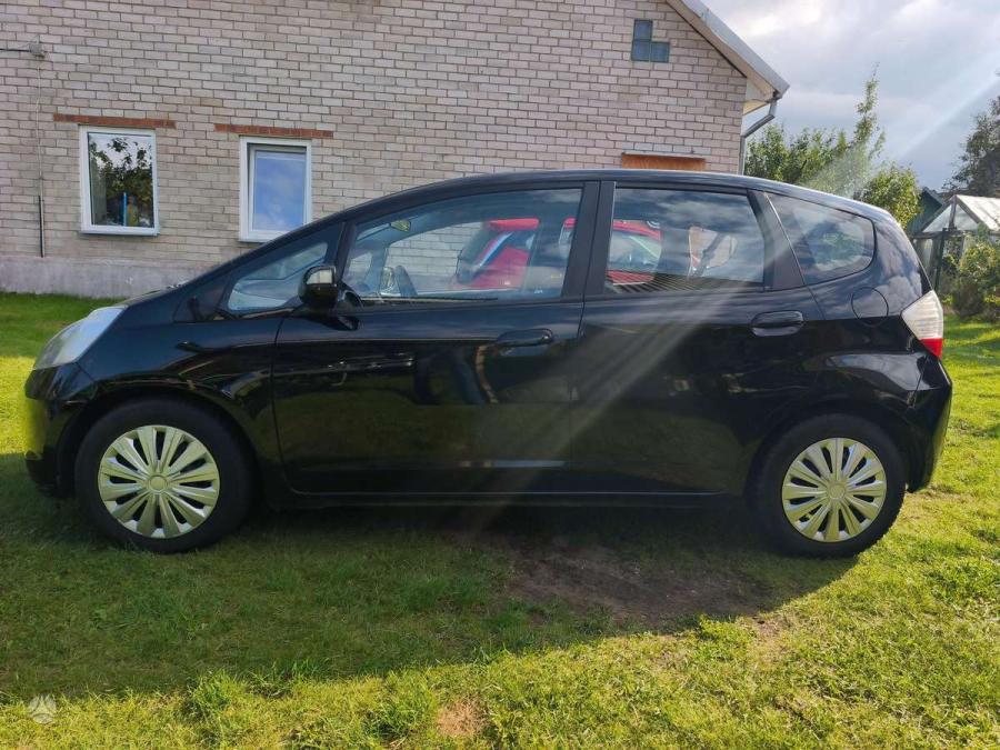 Black Honda Jazz 2011 in Utena, with an engine capacity of 1.34 L and mileage of 180 thousand km for 3950 €, photo 5 on AUTOMOTO.COM.LV