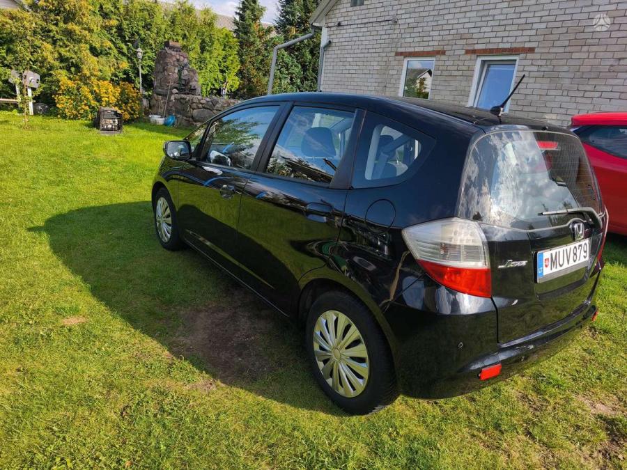 Black Honda Jazz 2011 in Utena, with an engine capacity of 1.34 L and mileage of 180 thousand km for 3950 €, photo 6 on AUTOMOTO.COM.LV