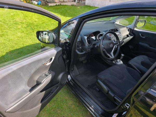 Black Honda Jazz 2011 in Utena, with an engine capacity of 1.34 L and mileage of 180 thousand km for 3950 €, photo 11 on AUTOMOTO.COM.LV