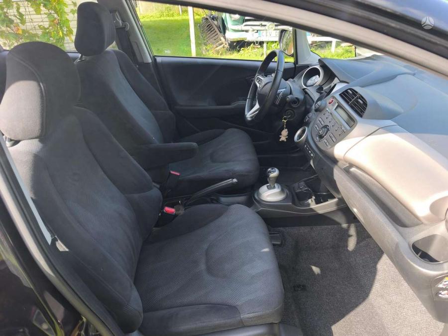 Black Honda Jazz 2011 in Utena, with an engine capacity of 1.34 L and mileage of 180 thousand km for 3950 €, photo 16 on AUTOMOTO.COM.LV