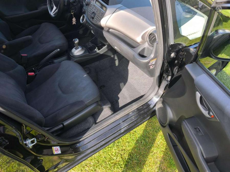 Black Honda Jazz 2011 in Utena, with an engine capacity of 1.34 L and mileage of 180 thousand km for 3950 €, photo 17 on AUTOMOTO.COM.LV