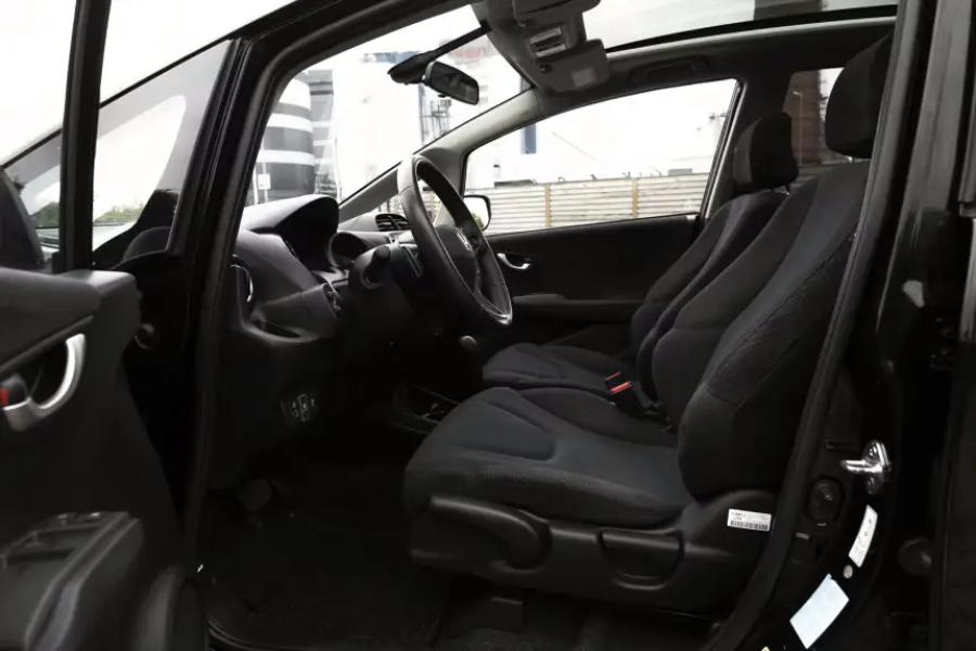 Melns Honda Jazz 2014 Jelgava, ar dzinēja tilpumu 1.40 L un nobraukumu 121 tūkst. km par 6590 €, foto 15 vietnē AUTOMOTO.COM.LV