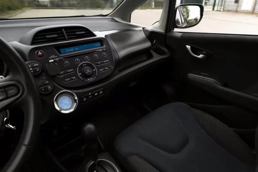 Melns Honda Jazz 2014 Jelgava, ar dzinēja tilpumu 1.40 L un nobraukumu 121 tūkst. km par 6590 €, foto 18 vietnē AUTOMOTO.COM.LV