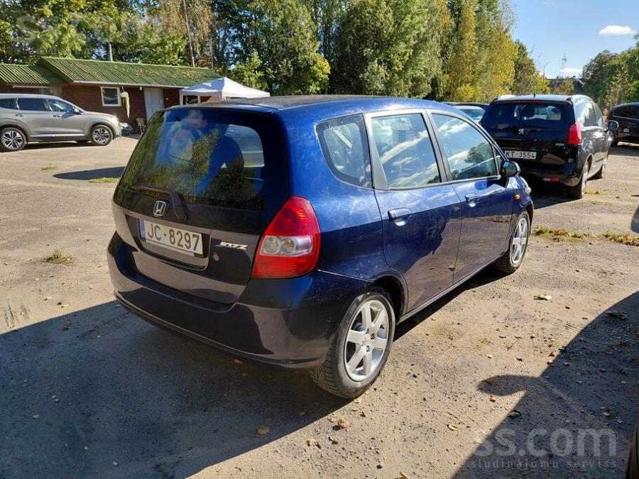 Blue Honda Jazz 2002 in Talsi, with an engine capacity of 1.40 L and mileage of 268 thousand km for 1200 €, photo 5 on AUTOMOTO.COM.LV