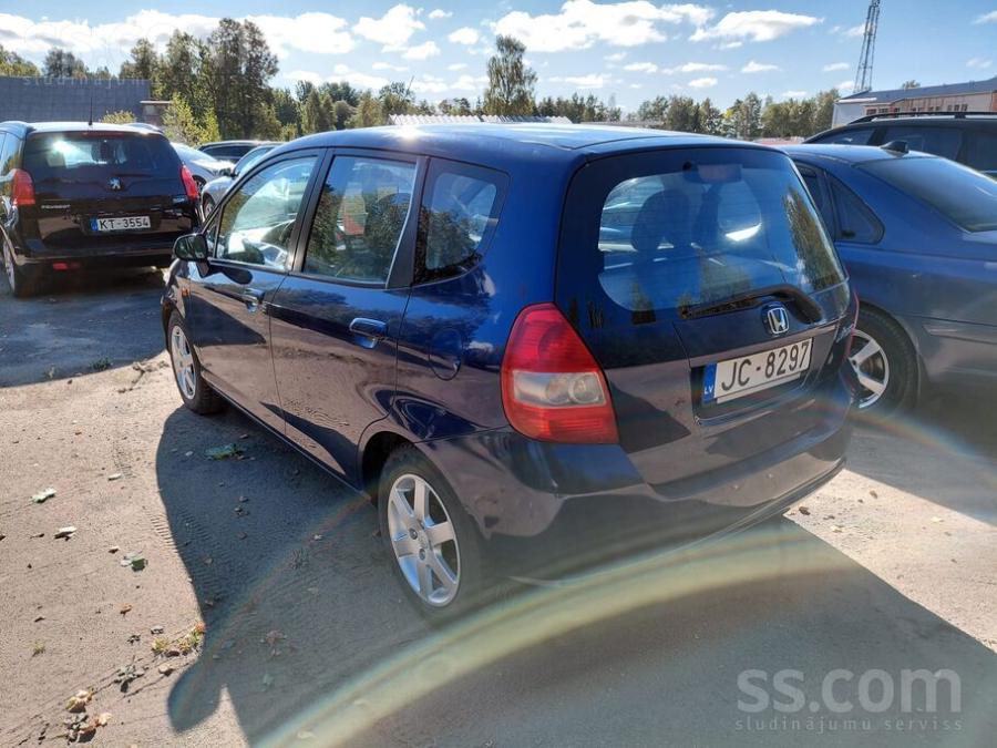 Blue Honda Jazz 2002 in Talsi, with an engine capacity of 1.40 L and mileage of 268 thousand km for 1200 €, photo 7 on AUTOMOTO.COM.LV